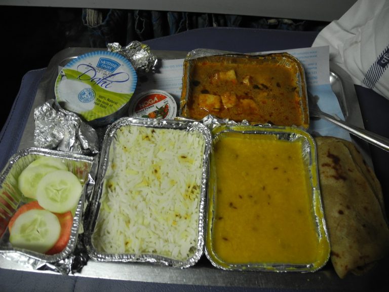 Dari Dapur ke Kereta: Sistem Catering Unik dan Kaya Rasa di India